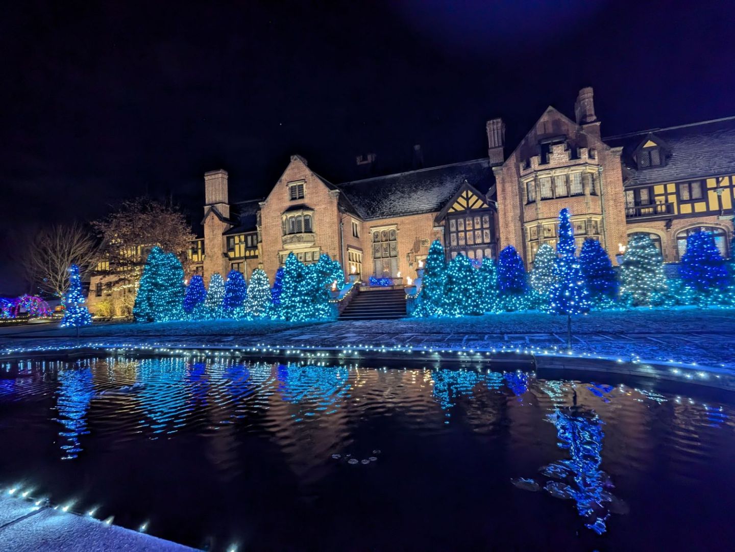 Deck the Hall at Stan Hywet Hall & Gardens | Gypsy Road Trip